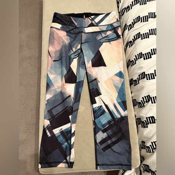 Lucy | Pants & Jumpsuits | Lucy Geometric Capri Yoga Pants | Poshmark